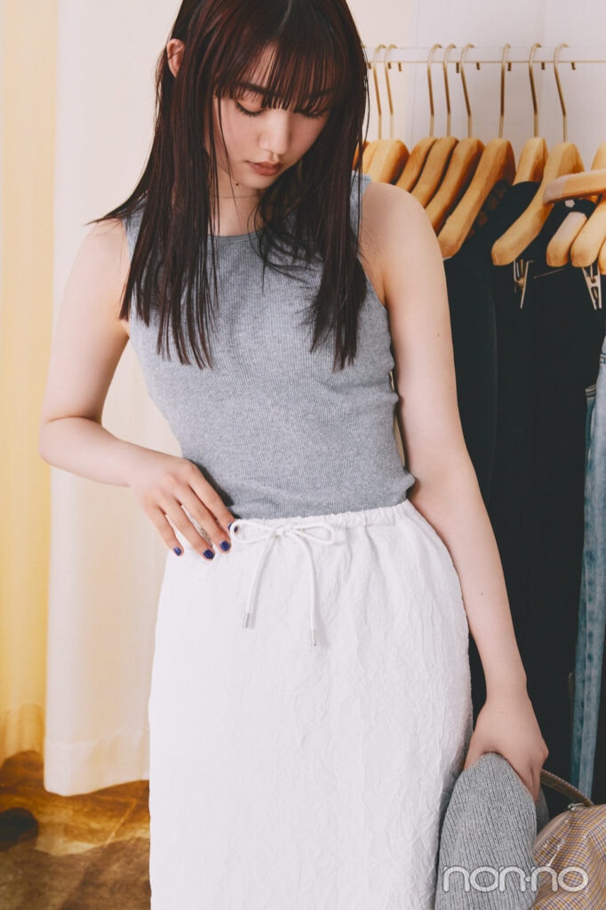 友達とサマーセールに行くなら試着しやすいおしゃれタンクで【フェミニン派 林芽亜里＆カジュアル派 小宮山莉渚の夏休みイベントコーデ】vol.10 ...