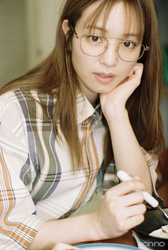 【横田真悠が着る最新デニム 2025夏】フレアデニムならスタイルアップも海外ガールみたいなしゃれ感も！ | アイテムカタログ | non-no web